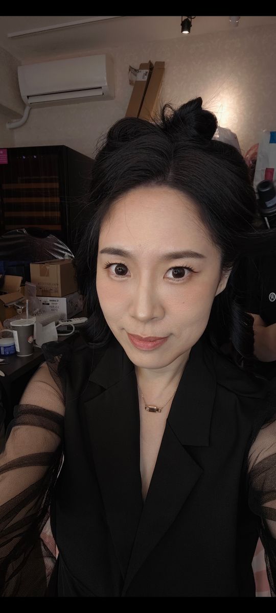 TWA00 加權指數 - 今天拍書封及封面人物， 希望一切順利~ 這個造型師超強，無修...｜股市爆料同學會