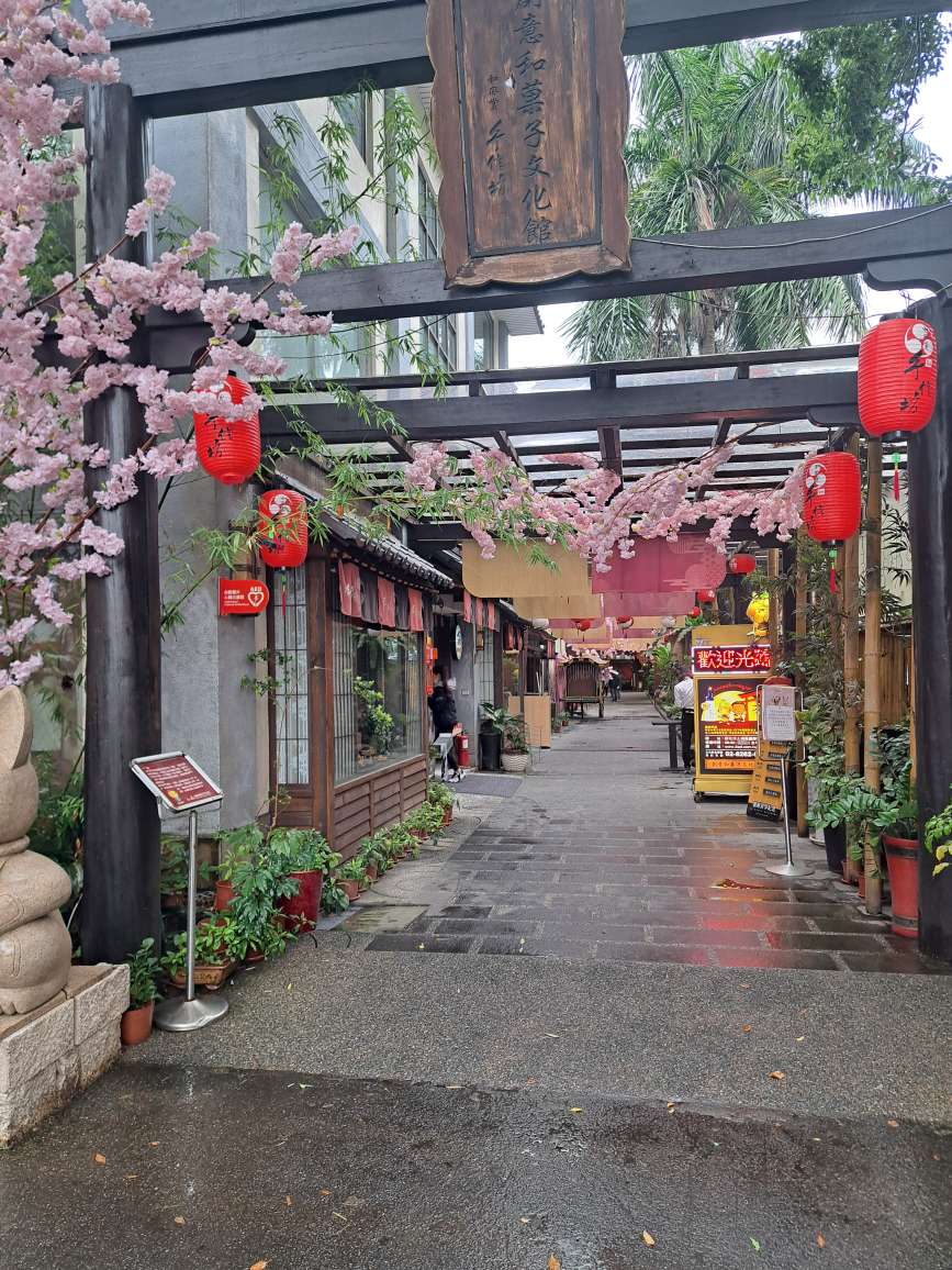 TWA00 加權指數 - 哈哈哈，來離我家五分鐘的日本逛逛，你們猜這是那 ?免費停車免...｜股市爆料同學會